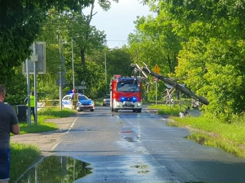 Zniszczony samochód, przewrócona trakcja. Poważne skutki krótkiego ...
